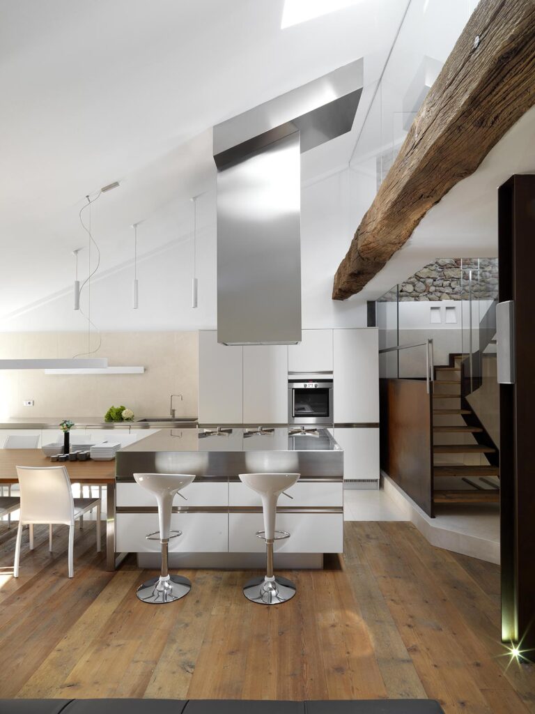 Cucine con isola: idee e costi per una cucina moderna e funzionale